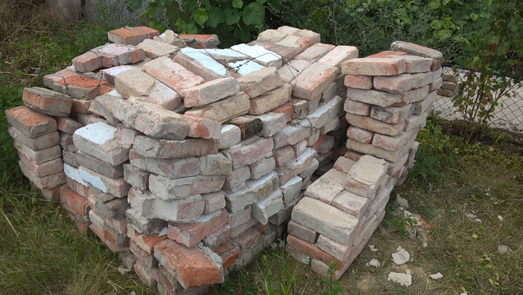 Daruji za odvoz pálené cihly z bourání. | VšezaOdvoz