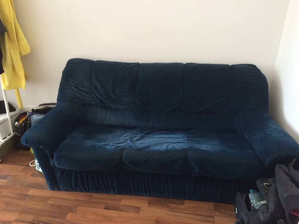 Daruji za odvoz tmavě modrý gauč | VšezaOdvoz